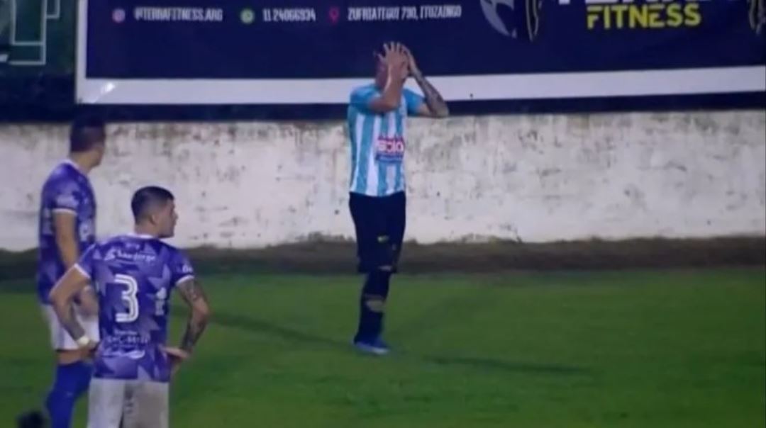 Insólito: expulsaron a un futbolista de Argentino de Merlo que orinó en ...